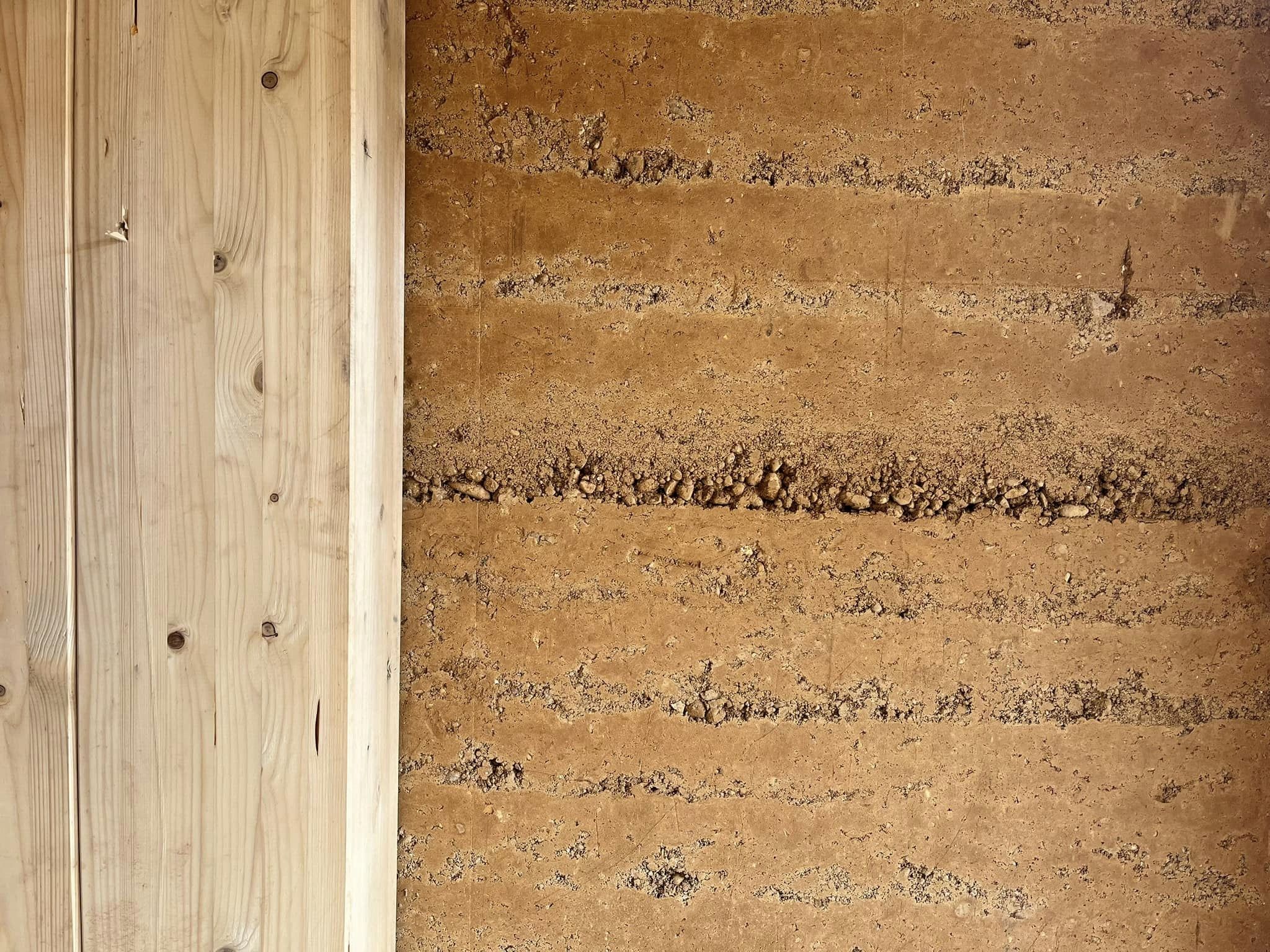 Reportage chantier - mur en pisé à Eloyes - Agence d'architecture Mil Lieux